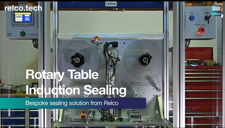 Induction sealing machine with an integrated rotary table